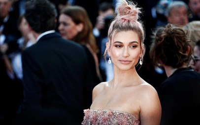 Hailey Bieber: «Δεν είμαι έγκυος, απλά μου αρέσει πάρα πολύ το φαγητό ...