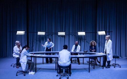 Είδαμε την παράσταση «The doctor» σε σκηνοθεσία Κατερίνας Ευαγγελάτου ...